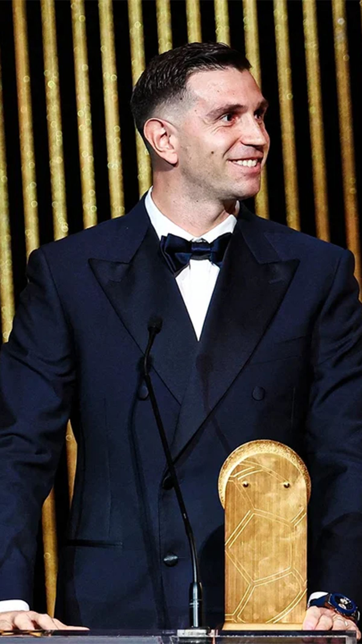 Dibu Martínez hace historia: ganó el Premio Yashin por segundo año consecutivo