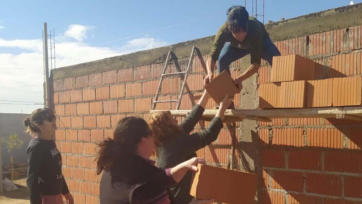 Sin saber de albañilería, se animaron a capacitarse y hoy son constructoras