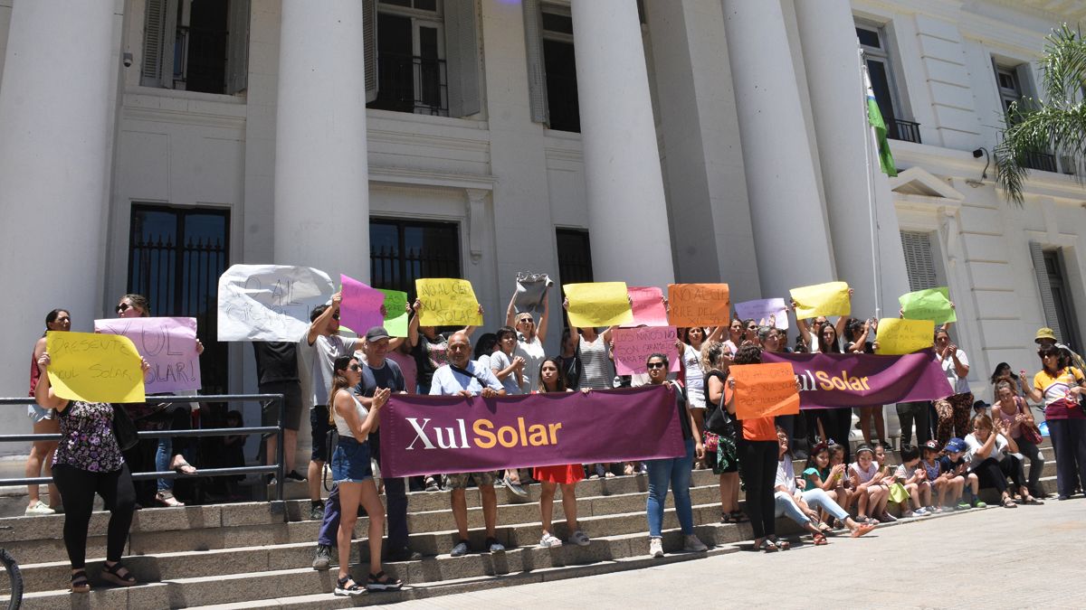Desesperados, los padres de los alumnos del Xul Solar claman para que ...