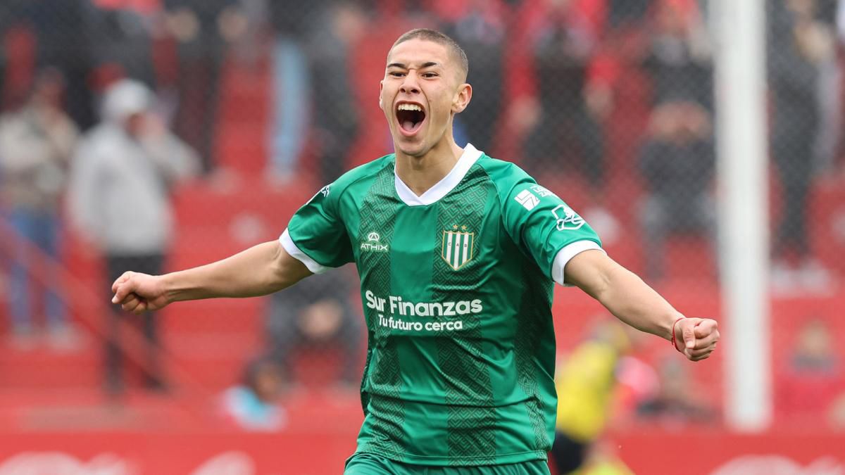 Banfield dio la sorpresa y venció en el final a Instituto en Córdoba