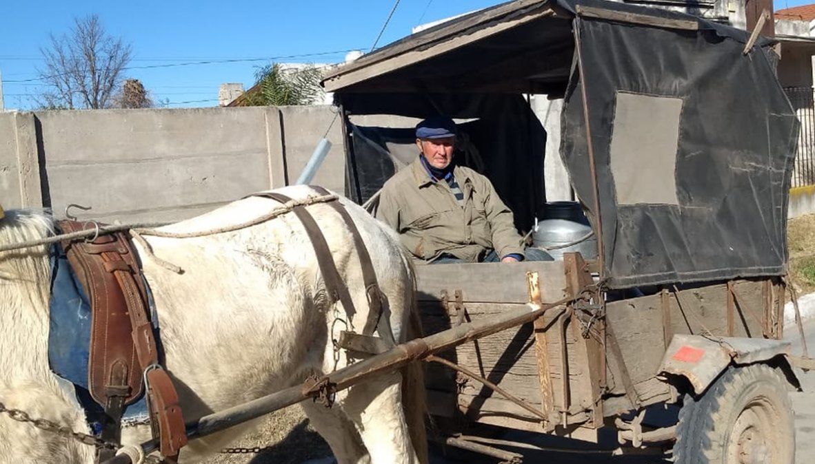 Con 50 años en el oficio, Armando es el último lechero de Villa Huidobro