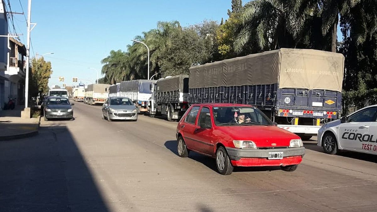 Por la cosecha, unos 300 camiones por hora transitan por la ruta N° 158