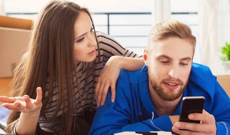 Más del 57% de los argentinos chequea el celular mientras habla con ... Más del 57% de los argentinos chequea el celular mientras habla con ...