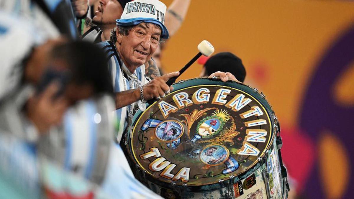 Murió el Tula, el hincha de la Selección que fue con su bombo a 13 ...