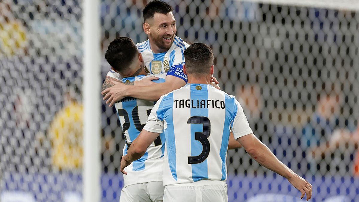 Argentina le ganó a Canada, con goles de Álvarez y Messi, para meterse ...