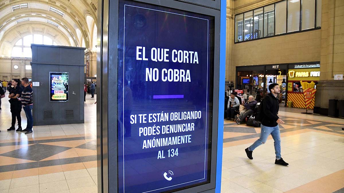 La leyenda el que corta no cobra, presente en carteles y altoparlantes ...