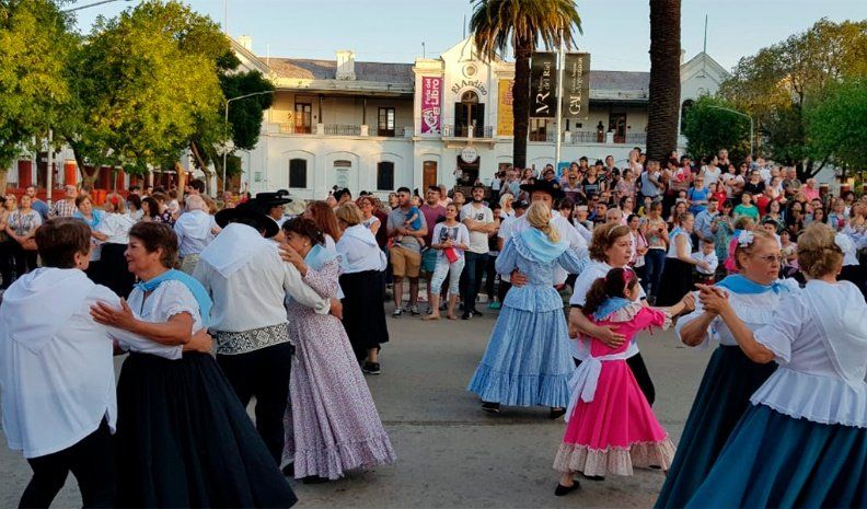 Cientos de parejas en el Pericón por el aniversario de la ciudad