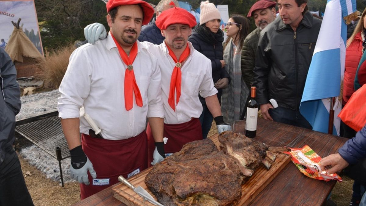 Buchardo y Villa Huidobro, en el podio de la Fiesta del Asado Criollo ...