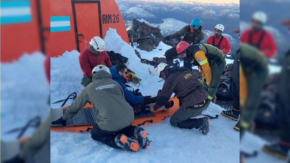 Un andinista fue rescatado a 2300 metros de altura en el volcán Lanín