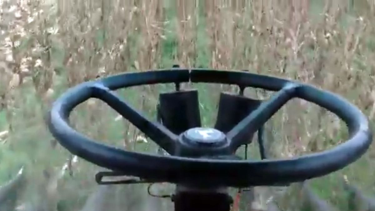 Diseñó su propio dispositivo para trillar sin manos