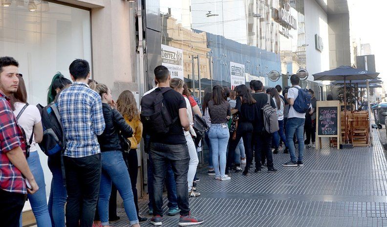 Larga fila de jóvenes en busca de un trabajo en el centro de la ciudad