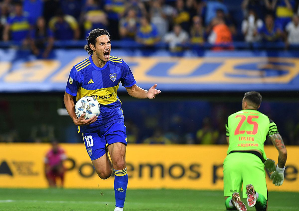 Un hat trick de Edinson Cavani le dió el triunfo a Boca en su cancha