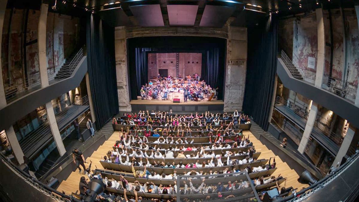 Teatro Comedia: 70 mil espectadores y 1.400 artistas a un año de su vuelta