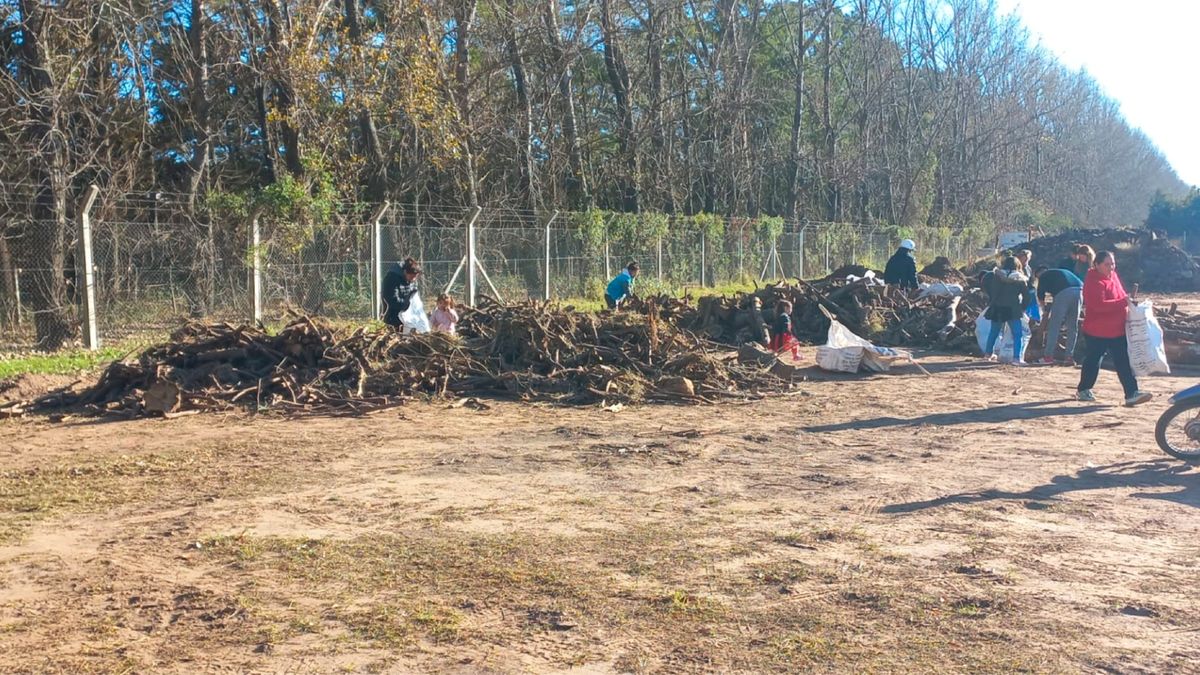 Para hacerle frente al frío, General Deheza entregó bolsones de leña