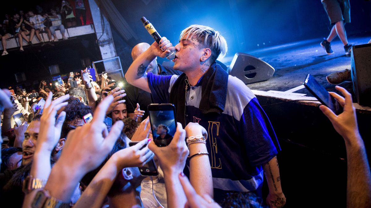 Duki revolucionó las redes al confirmar su romance con Emilia Mernes