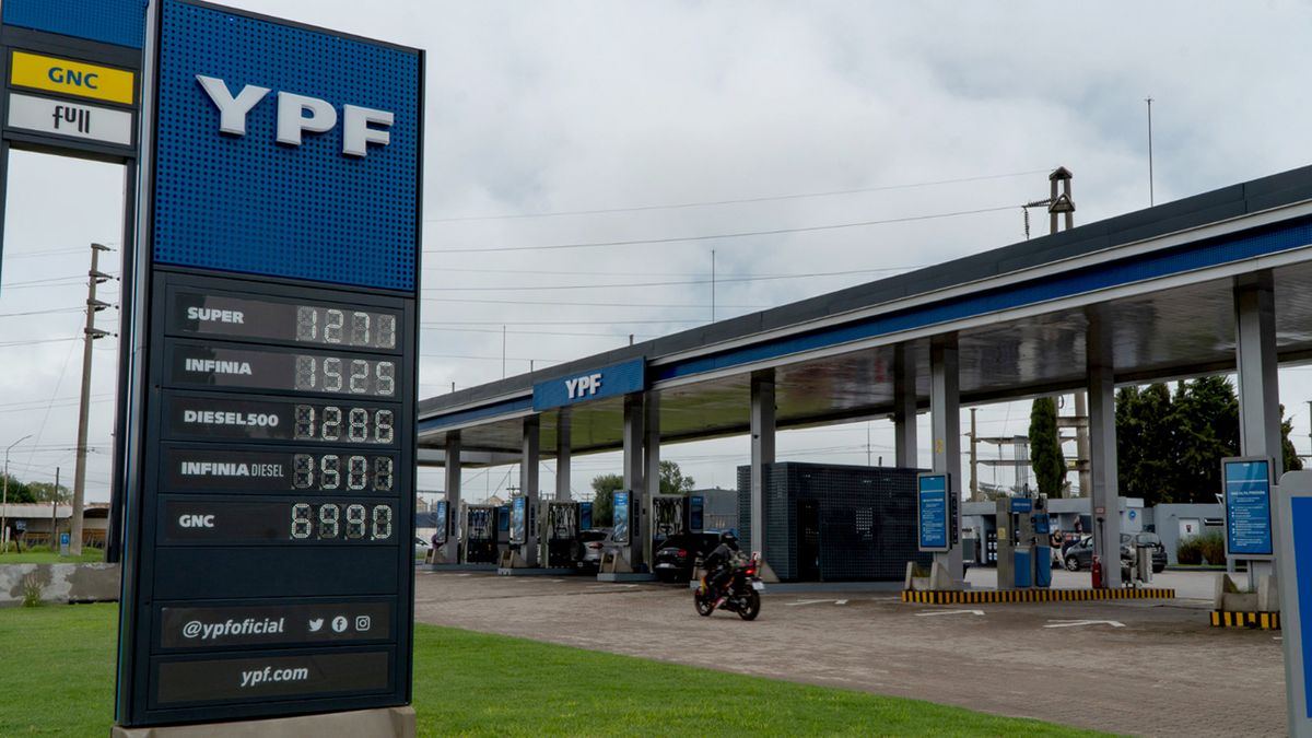 El litro de nafta súper de YPF subió 1,9% y ahora cuesta 1.271 pesos