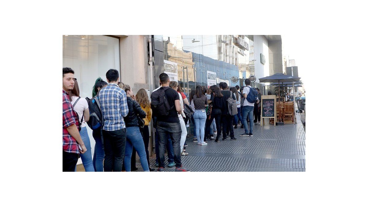 Larga fila de jóvenes en busca de un trabajo en el centro de la ciudad