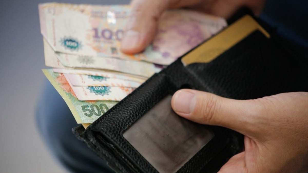 INDEC: los salarios suben 5,7% en agosto, pero el poder adquisitivo ...