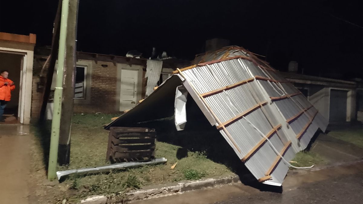Tormenta en la región: cortes de luz y una voladura de techo en Alejandro