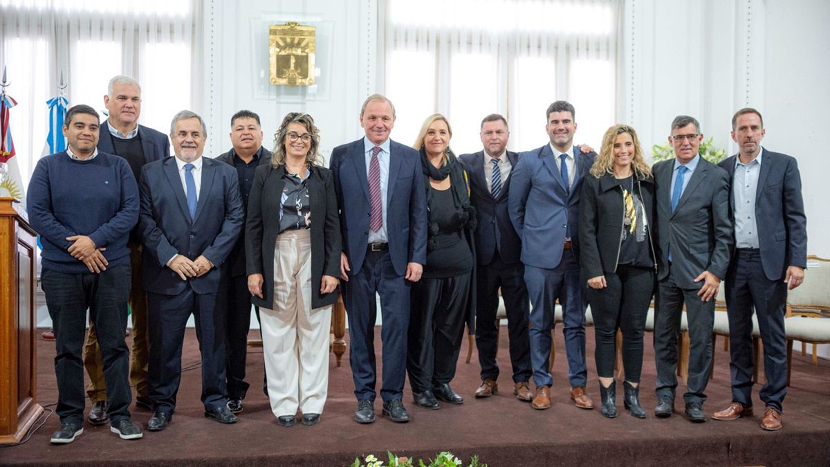 Un gabinete con caras nuevas y caras conocidas