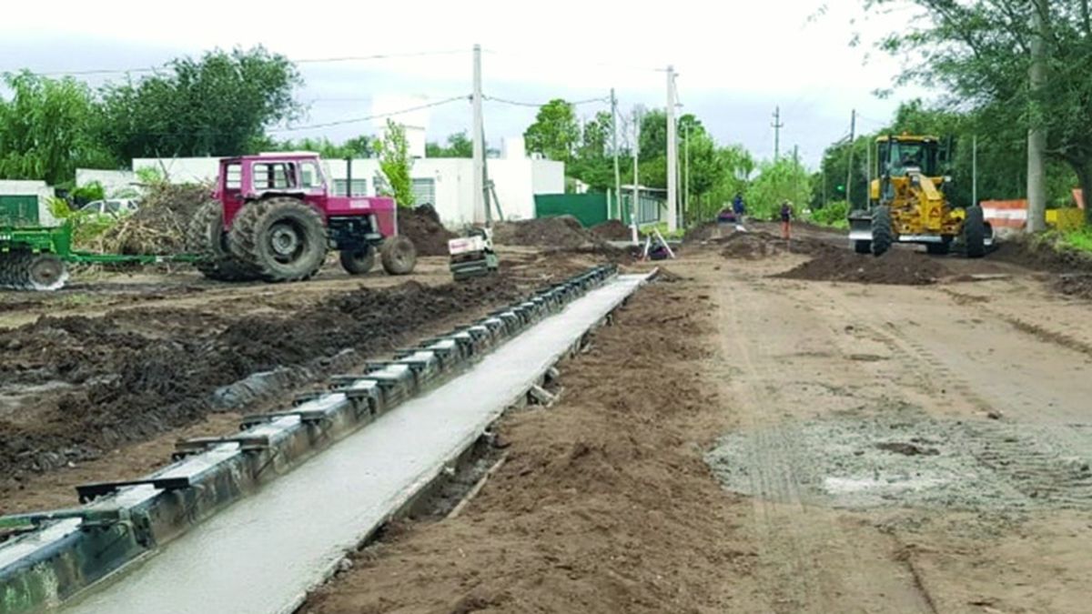 Continúa la construcción de colectoras sobre Ruta 2